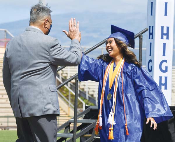 Family caps Maui High grad ceremony | News, Sports, Jobs - Maui News
